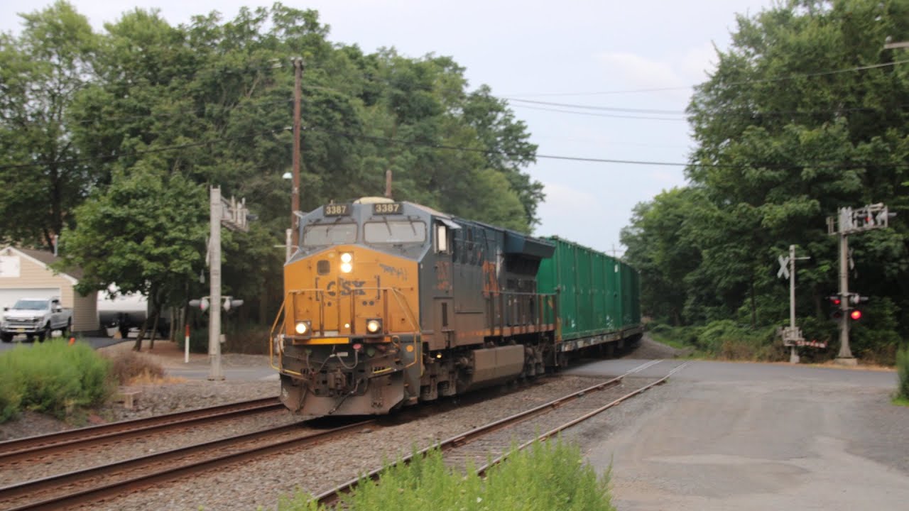 CSX 3387 ES44AH leads CSX M301 through Piscataway,NJ with a friendly conductor - YouTube