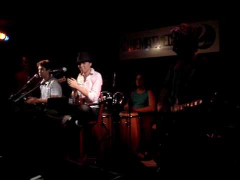 Maria Gadú cantando Laranja & Fernando Caneca na guitarra