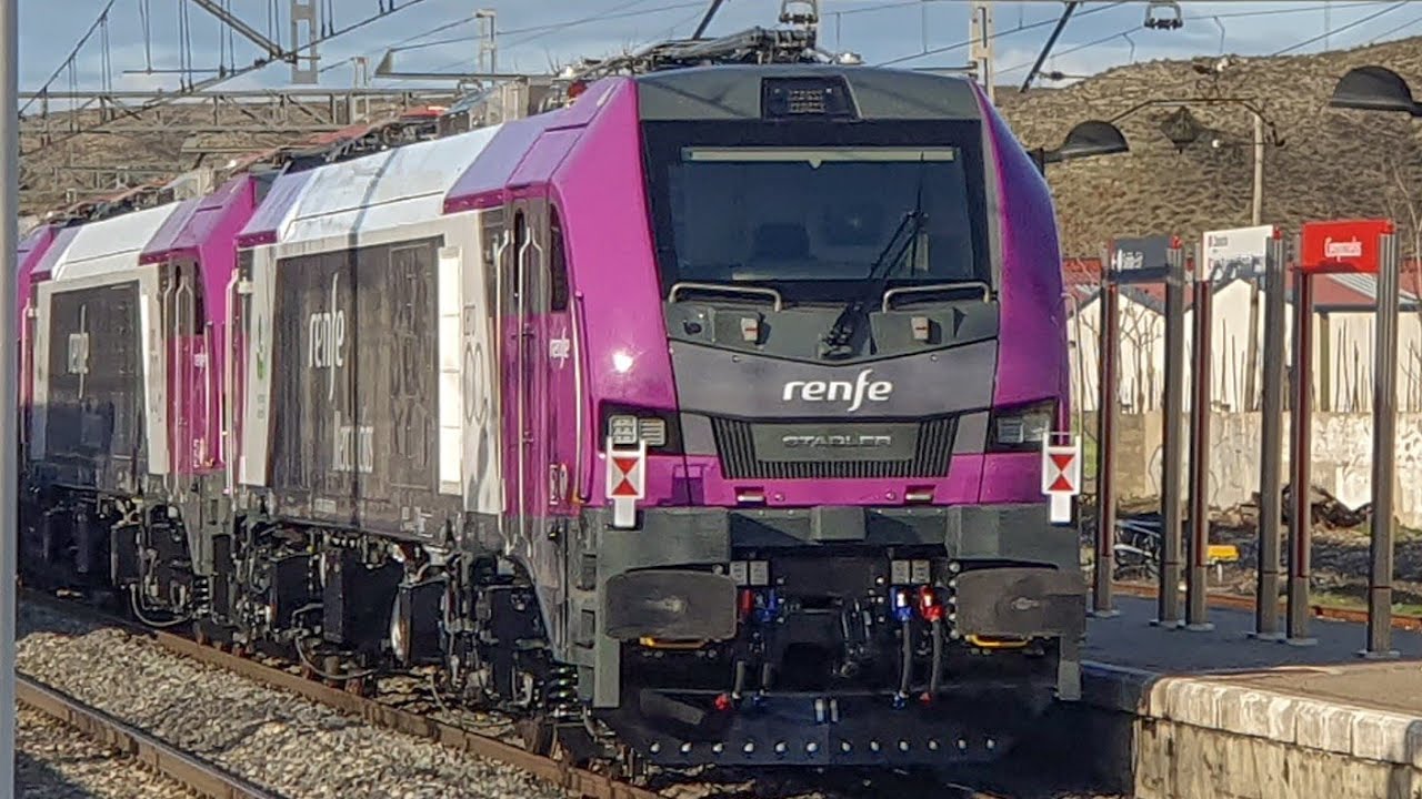 Stadler 256 renfe operadora Mercancias Traslado de 5 locomotoras . Por Ciempozuelos 22/12/22 ...