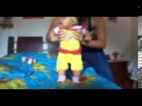 reflejo de marcha automatica - YouTube