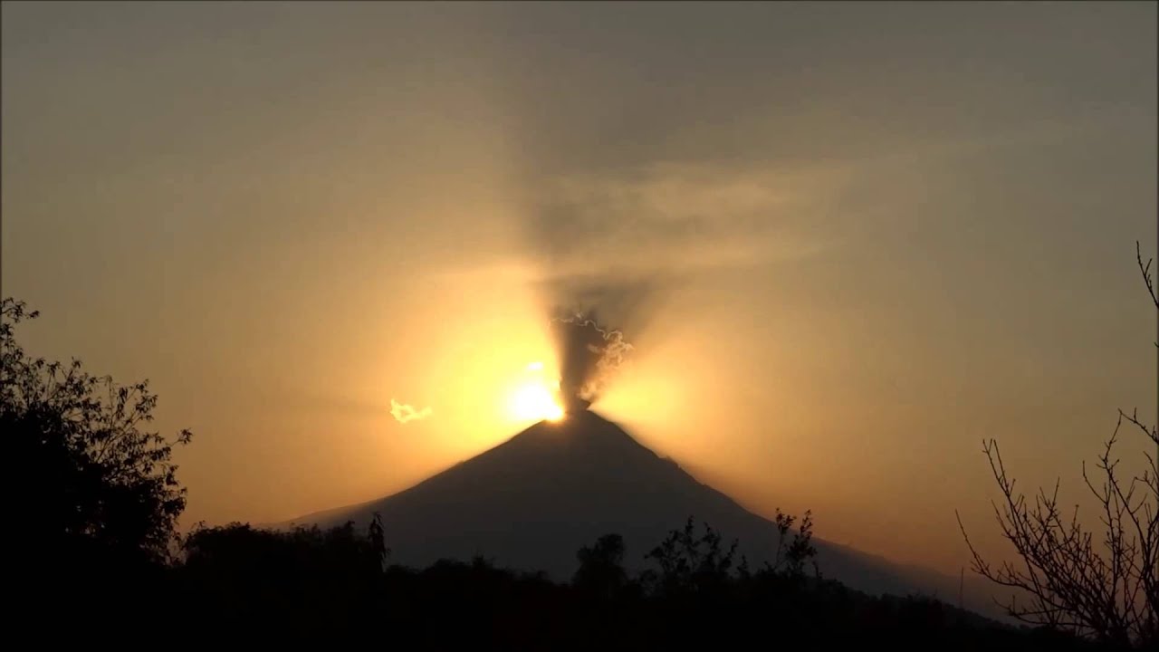 El Sol se oculta detrás del Volcán- HD - YouTube