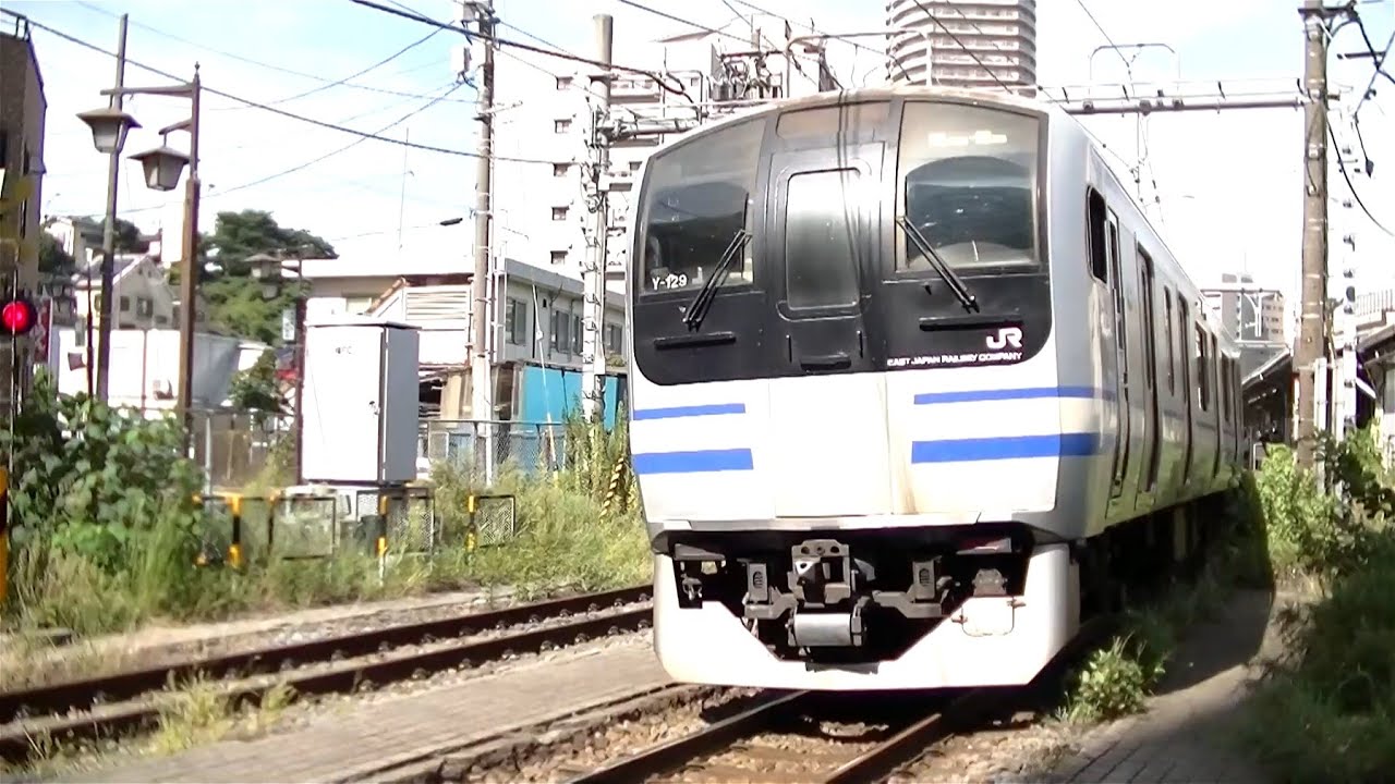 JR横須賀線横須賀駅横の踏切を通過するE217系Y-129編成普通逗子行き - YouTube