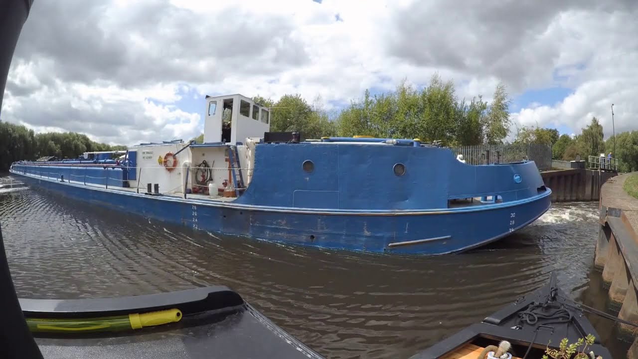Exol Pride passing through Kilnhurst flood lock - YouTube