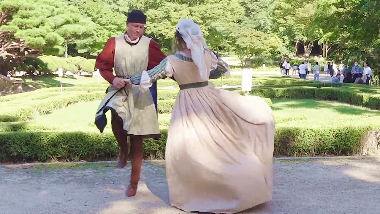 A Renaissance Dance in a Renaissance Garden! // Rostiboli Gioioso in ...