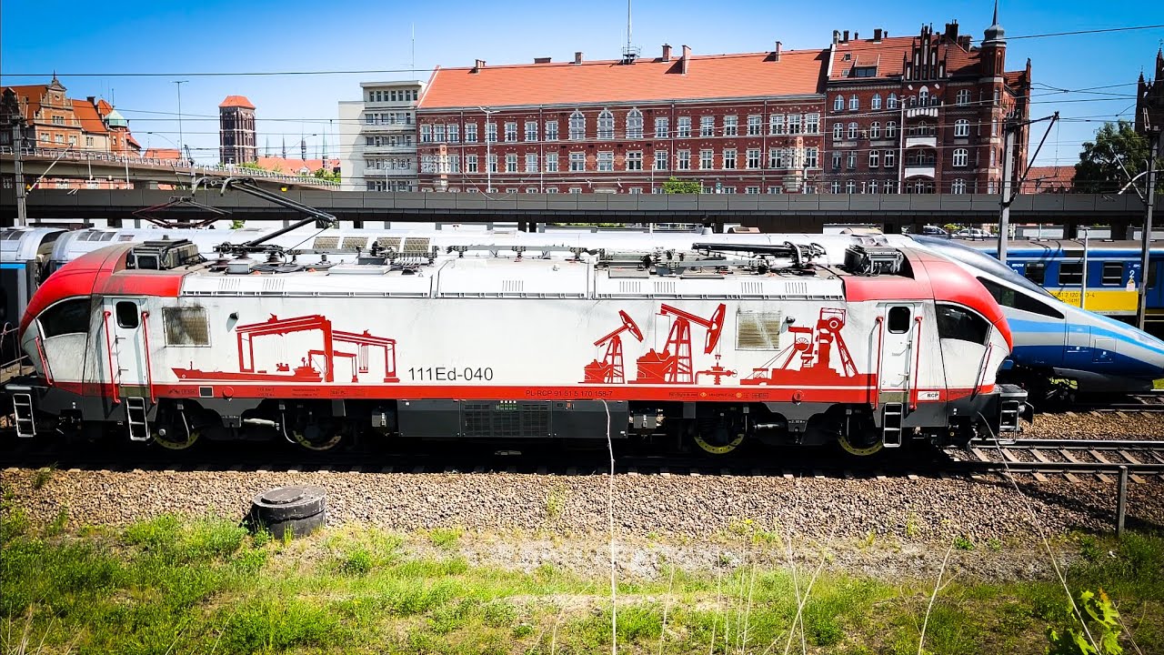 Lokomotywa Pesa GAMA 111Ed-040 z cysternami wyjeżdża z Gdańska Głównego ...