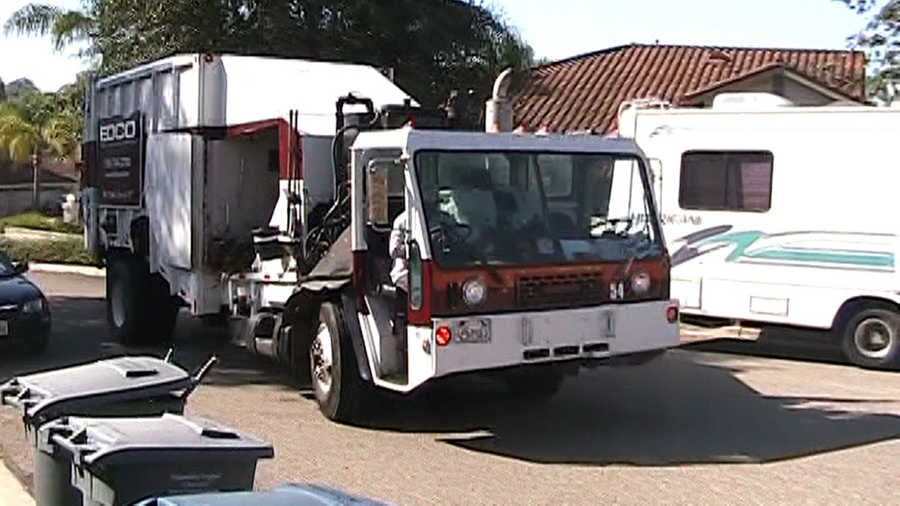 1985 CCC • E-Z Pack Manual Side Loader Tackling Yard Waste - YouTube