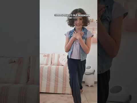Melissa e Alannis dançando brilho de guerreiras do k-pop 