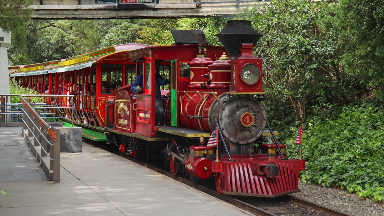 A Couple Trains On The Disneyland Railroad - YouTube