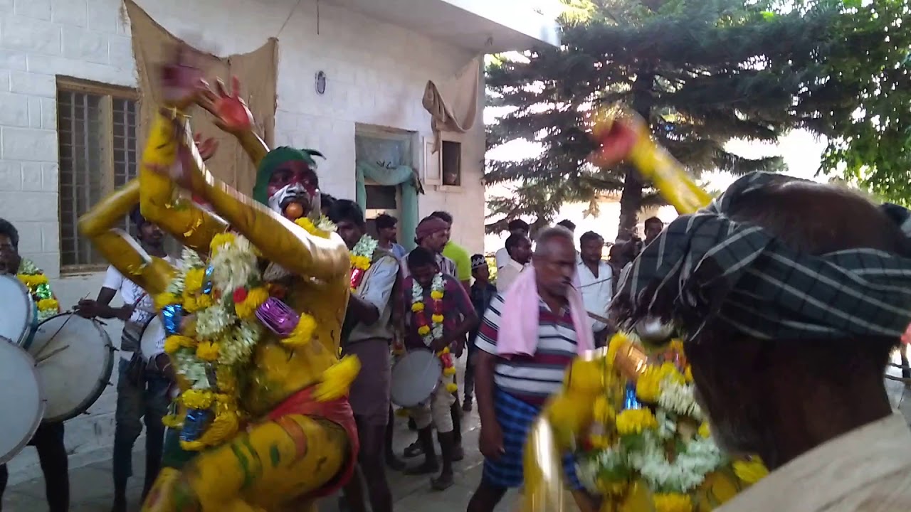Tiger dance hullivesha kunitha of O mitturu on view of muharram - YouTube