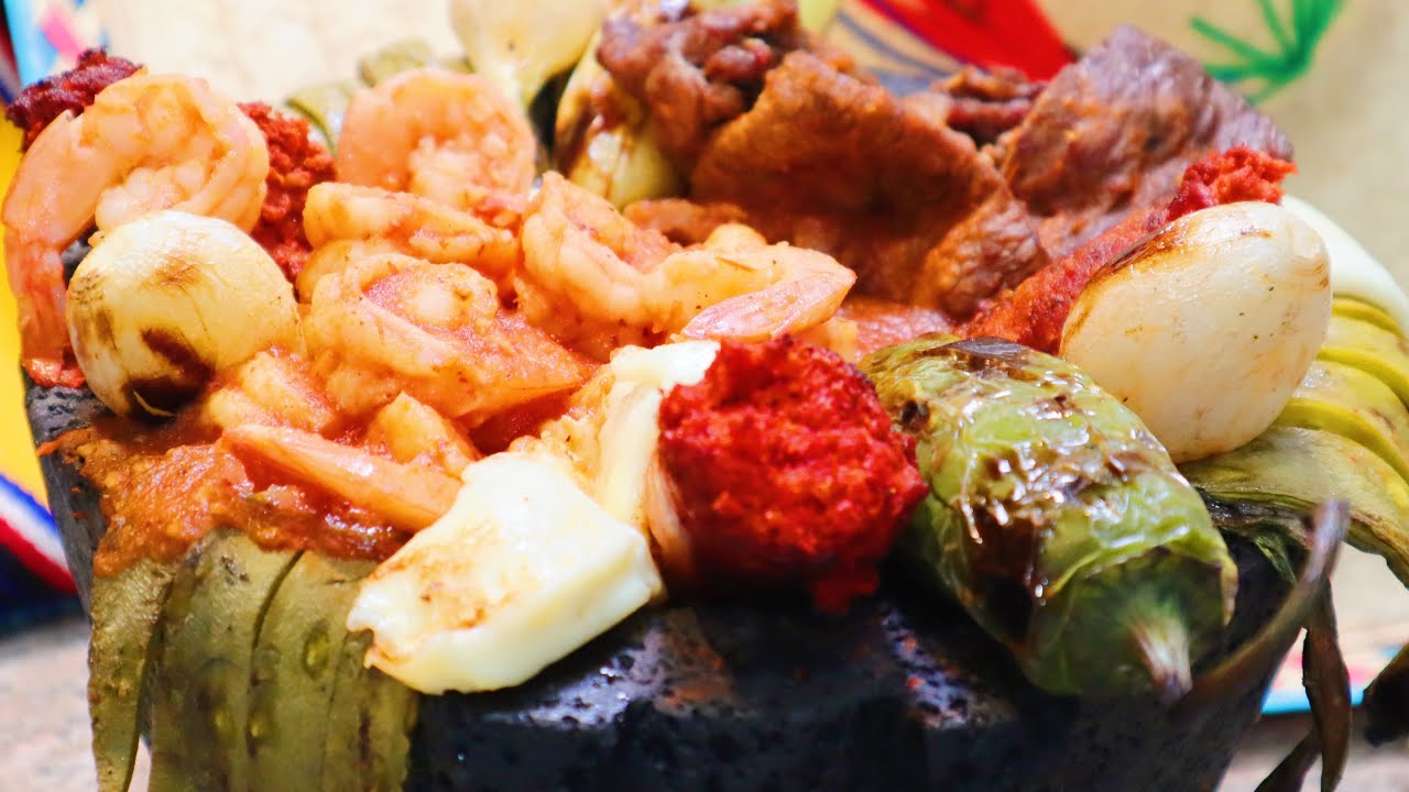 MOLCAJETE MIXTO: DE CAMARON, CARNE ASADA Y LONGANIZA (CHORIZO) - YouTube
