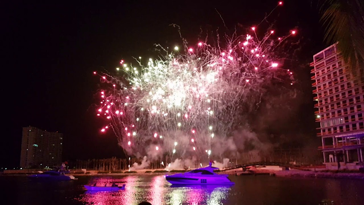 Pyro musical Skylight - YouTube