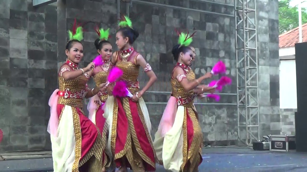 BEATRIC DEVINA MAHARANI 'TARI GEBYAR NUSANTARA" - YouTube