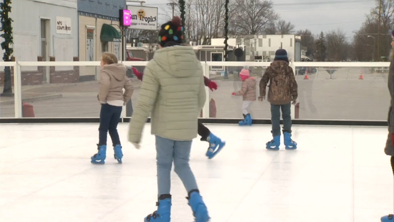City of Sullivan gathers downtown for a holiday celebration - YouTube
