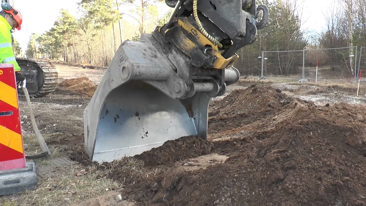 Volvo EC 380 DL excavator finds a cable under the ground in 2014 - YouTube