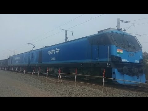 Furious Speedy WAG-12 hauling long BoxN freight train furiously crosses ...