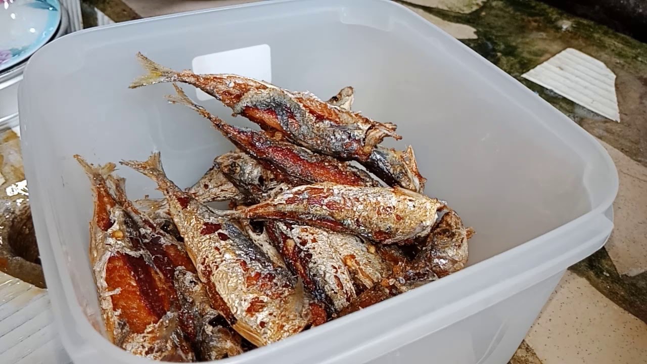 How to cook fried galunggong Filipino style - YouTube