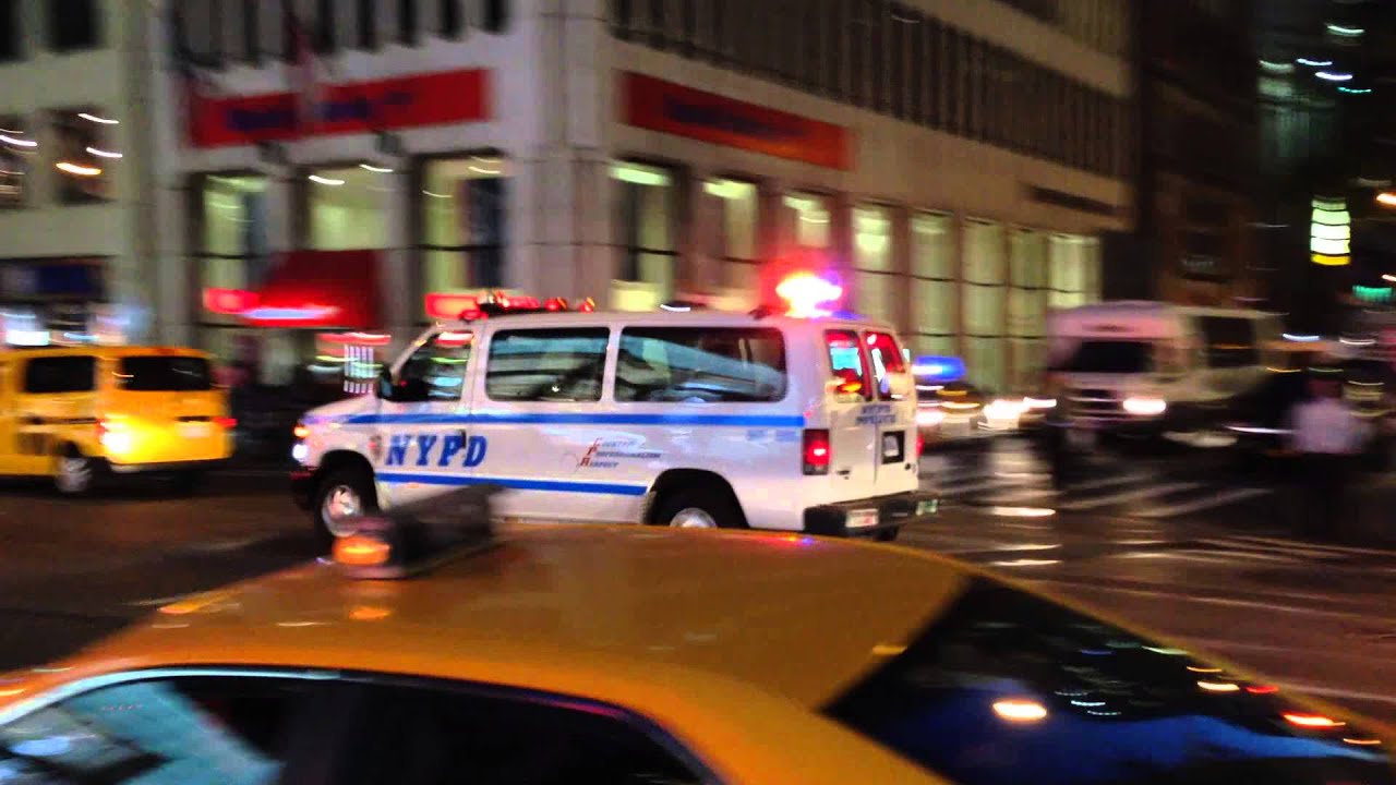 NYPD POLICE VAN RESPONDING ON 5TH AVENUE IN THE MIDTOWN AREA OF ...