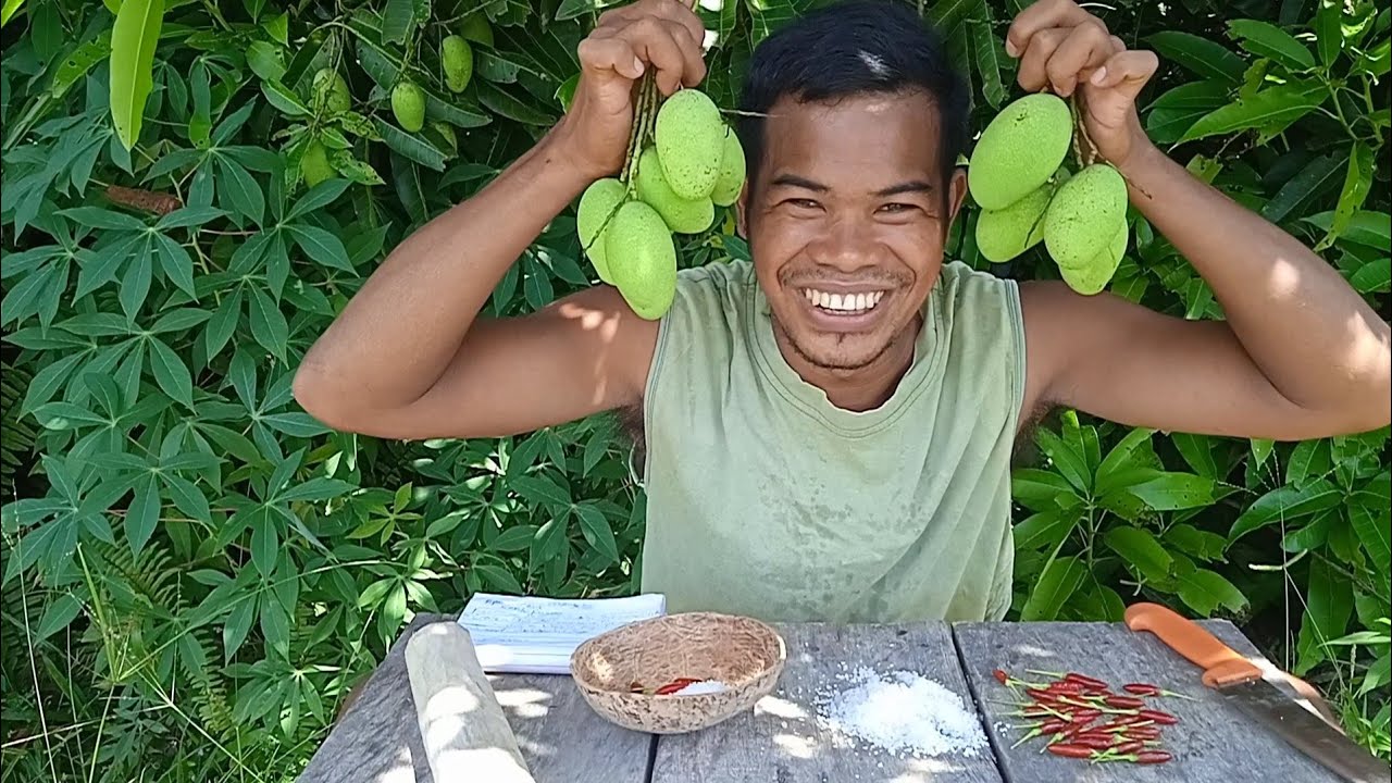 mukbang mangang hilaw with spicy sili and salt #kajeffmixvlog - YouTube