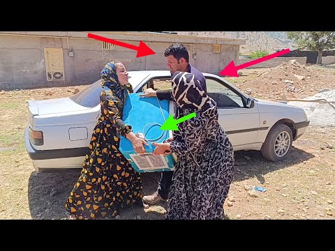 The air conditioner that made Zahra happy made Farkhunda sad.