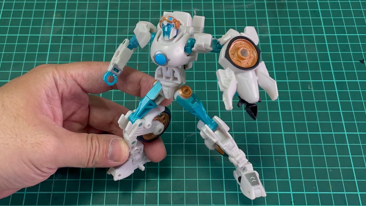 Transformers EarthSpark Deluxe Class Terran Thrash (Robot mode to ...