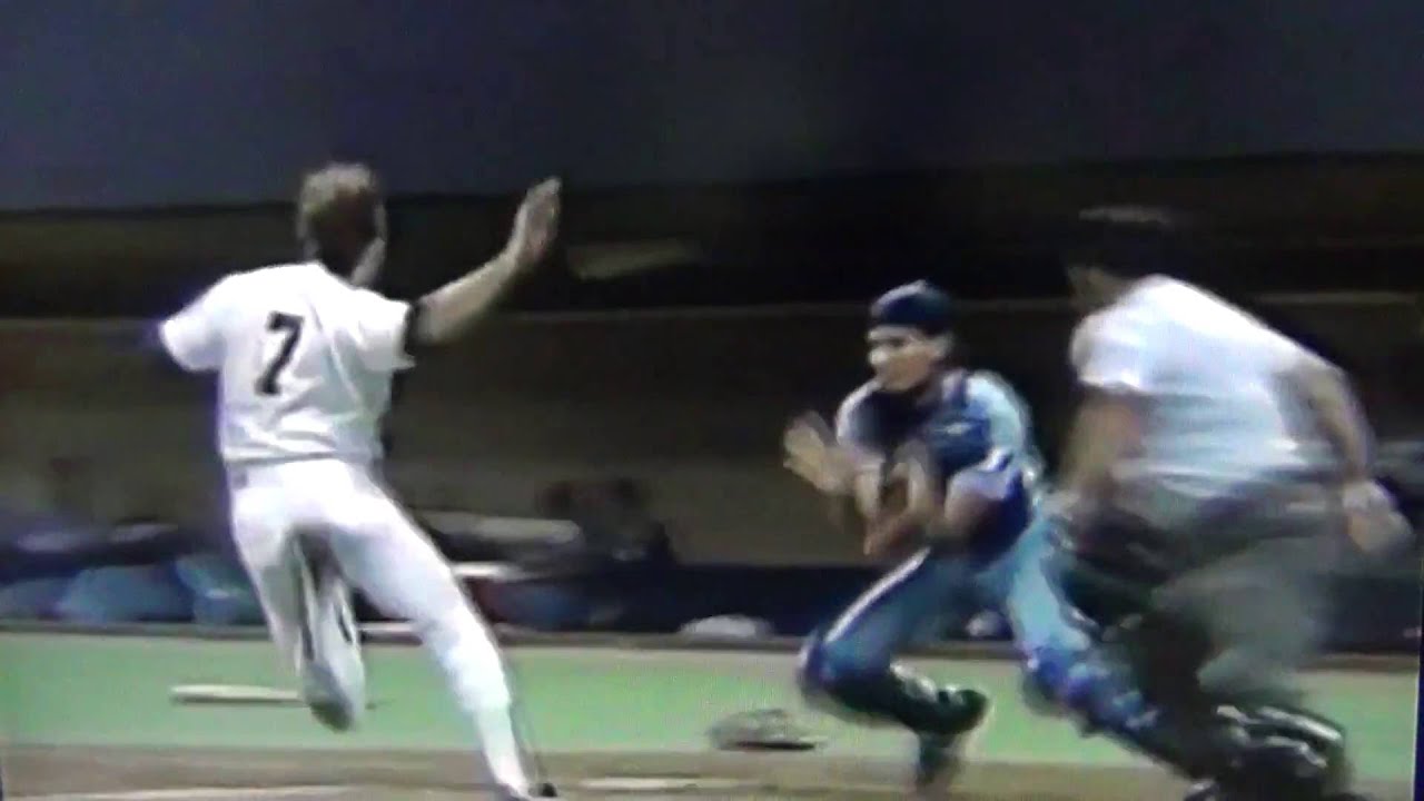Bo Jackson Strong Throw But Greg Gagne Avoids Tag! - YouTube