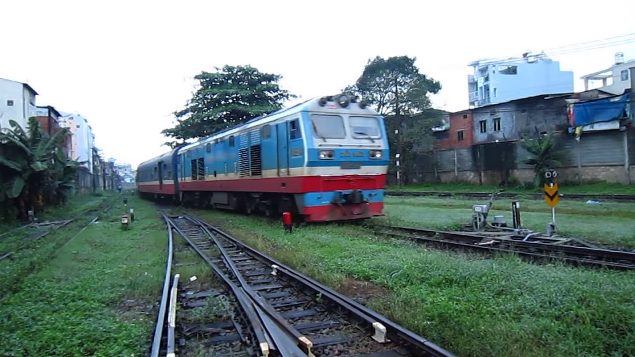 [20/11/2010] D19E-935 kéo SE3 vào ga Sài Gòn - YouTube