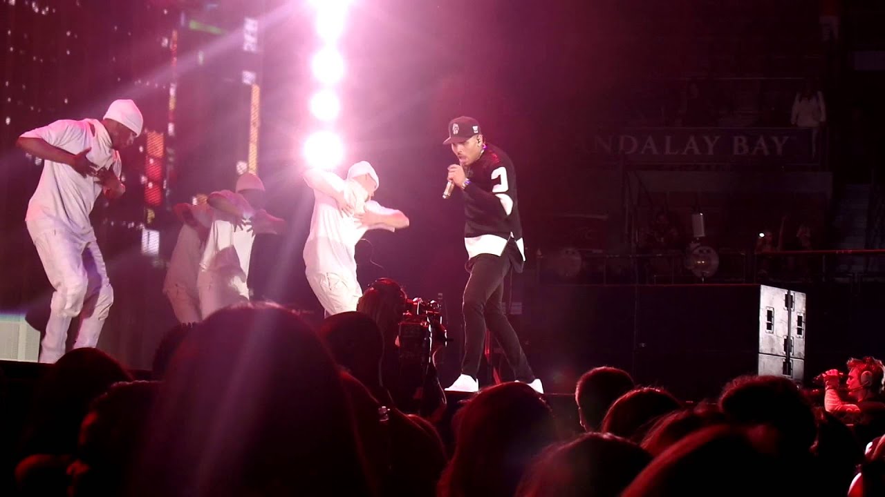 Chris Brown- Loyal live (bts tour) - YouTube