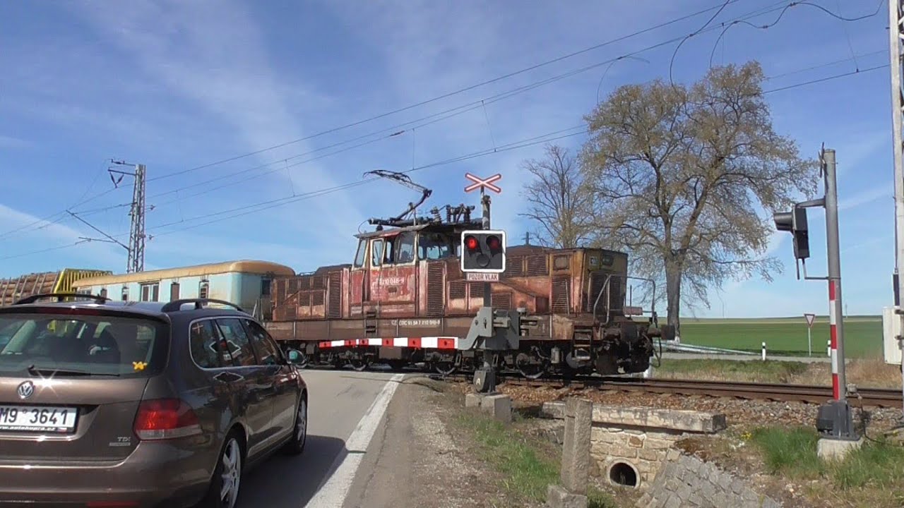 Železniční přejezd (AŽD 97) Doňov - 16.4.2020 - YouTube