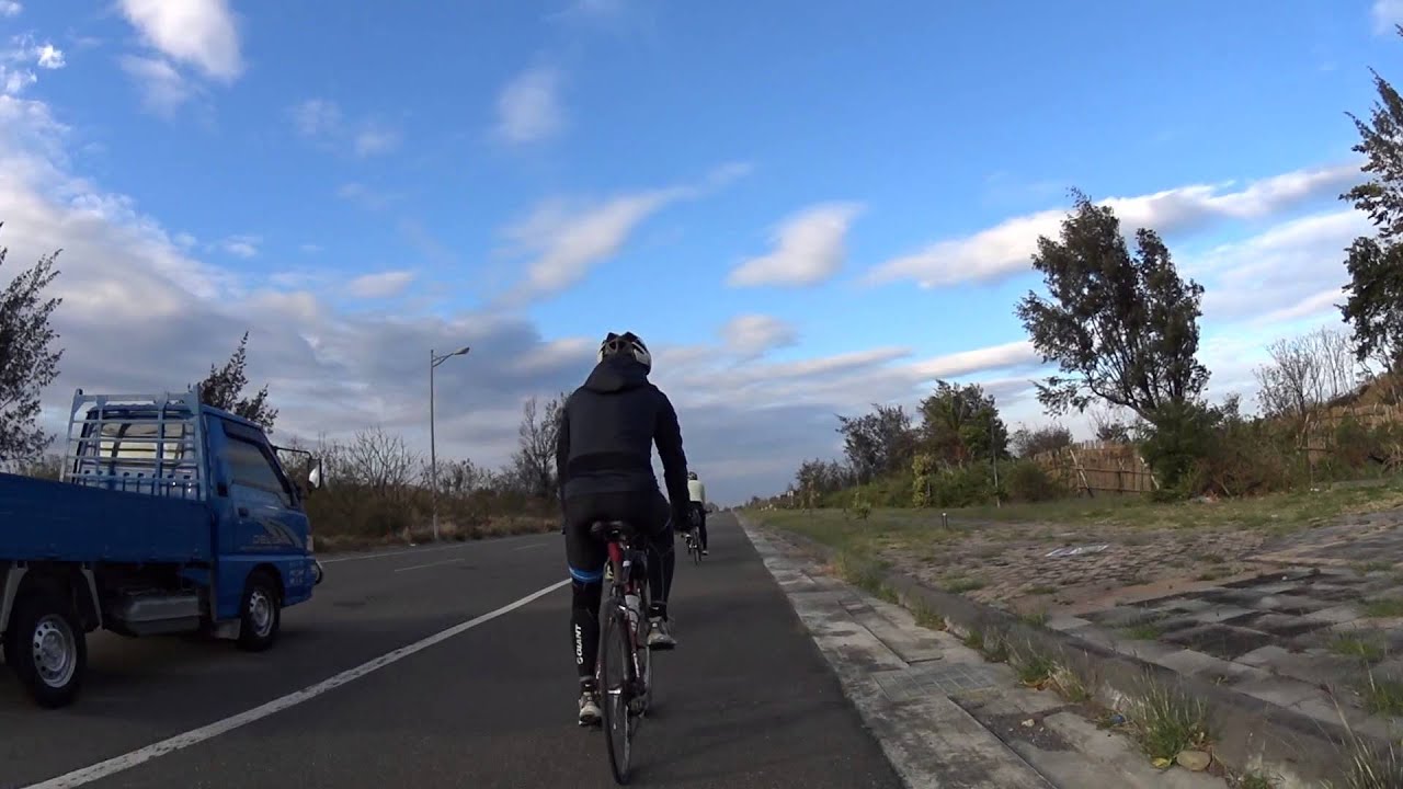 Really windy cycling in Pingtung Taiwan - YouTube
