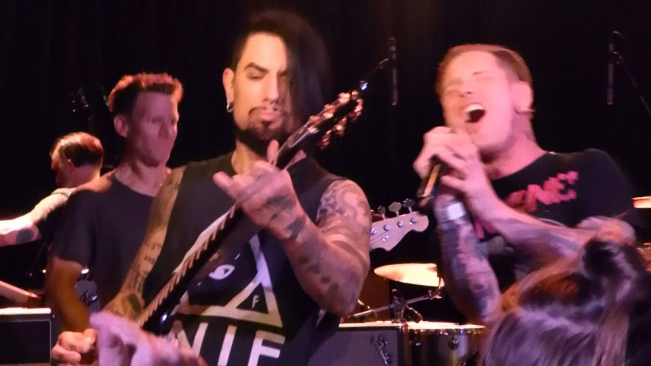 Royal Machines ft. Corey Taylor - "Love Removal Machine" - Live at the ...