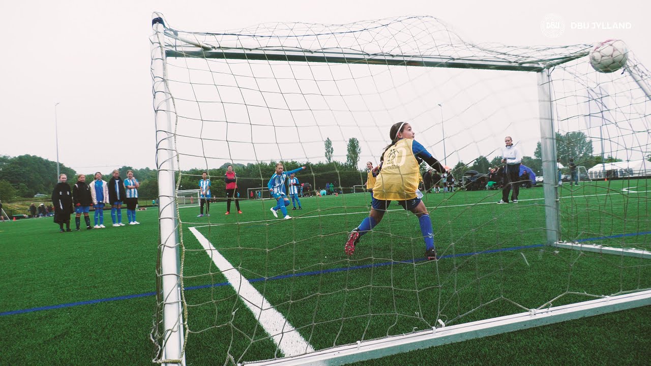 Masser af mål til fodboldfestival for piger - YouTube