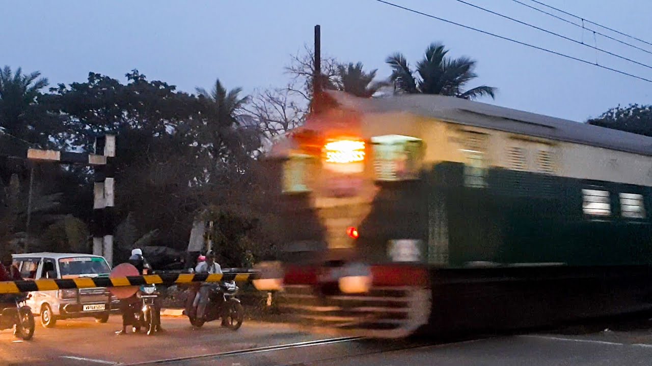 OlD JESSOP EMU | Howrah local train crossing a railgate | railway gate ...