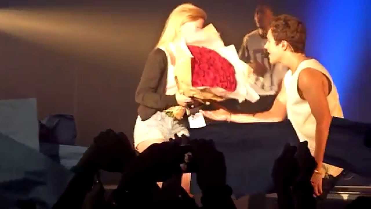 Austin Mahone - U (Turn The Radio Up) - Le Bataclan at Paris - 25.06. ...