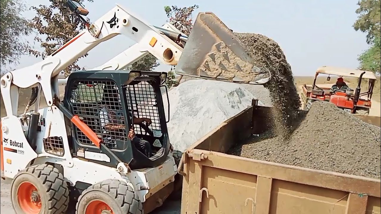 bobcat through mettal and dust loading in tractor 🚜//#tractor_loading ...