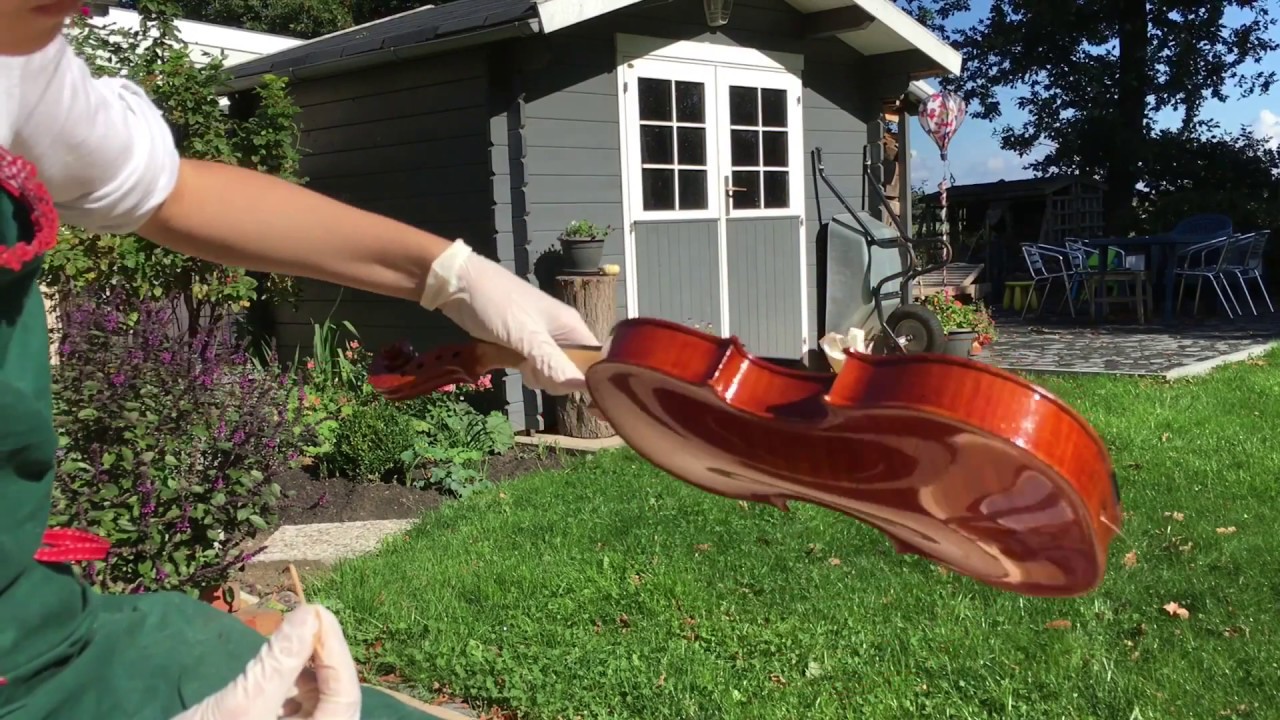 Varnishing a violin - ribs and scroll - YouTube