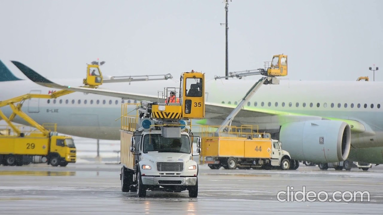 Cathay Pacific CX825 A35K B LXE de icing at Toronto - YouTube