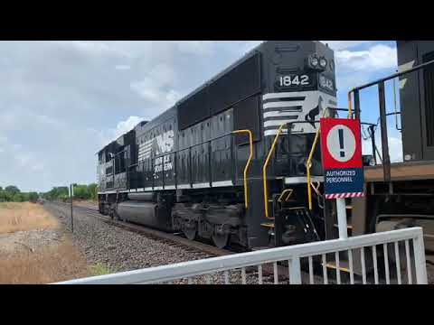 Chaseing a NS SD70ACC on Bnsf’s Fortworth Sub - YouTube