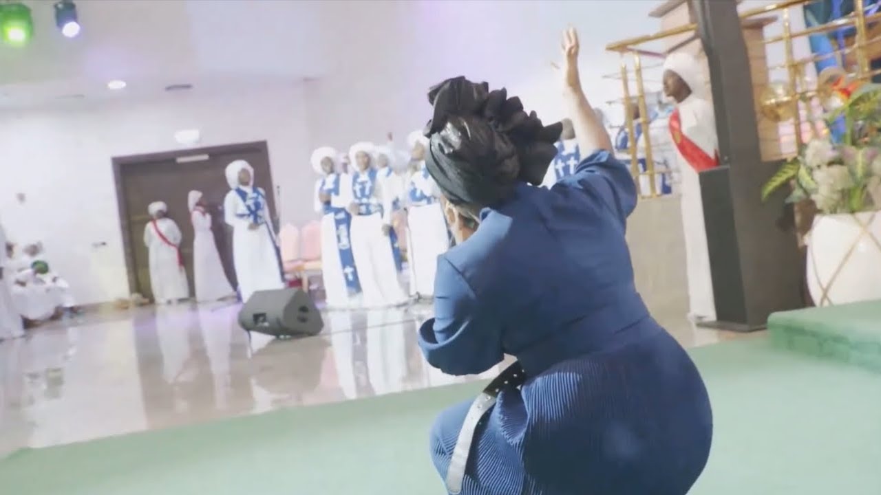 GRACE IDOWU Live Worship Ministration at LOC - YouTube