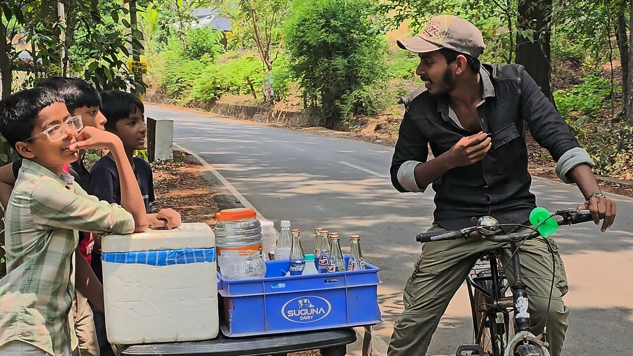 വഴിയോരത്തെ കുട്ടി കച്ചവടം 😊village life,kamal chelari, village life in ...