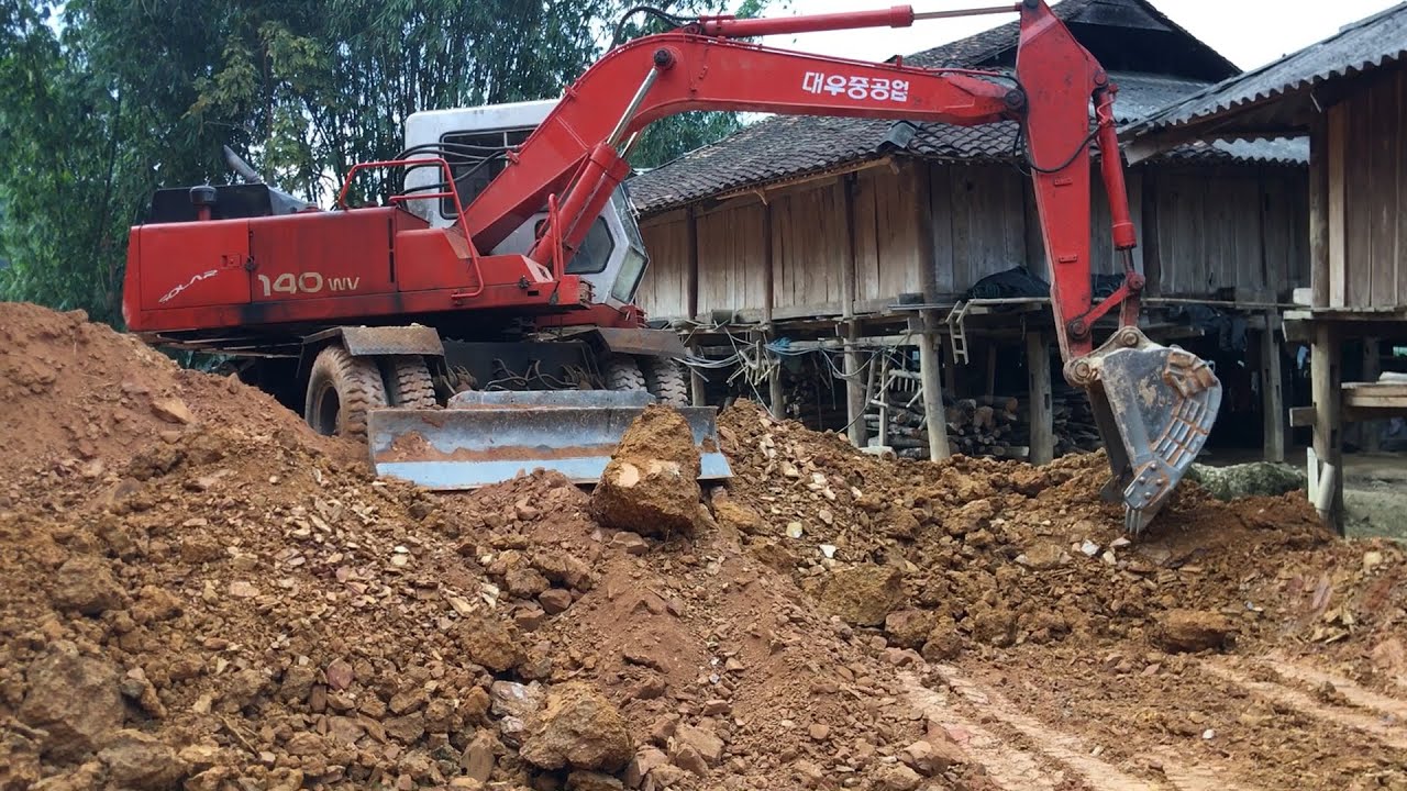 How to work excavators safely on steep slopes hills - Tips for Safe ...