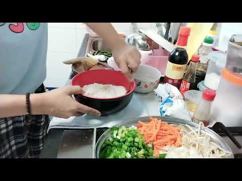 Cooking Vegetable Fritters // Activities of Indonesian Migrant Workers in Singapore
