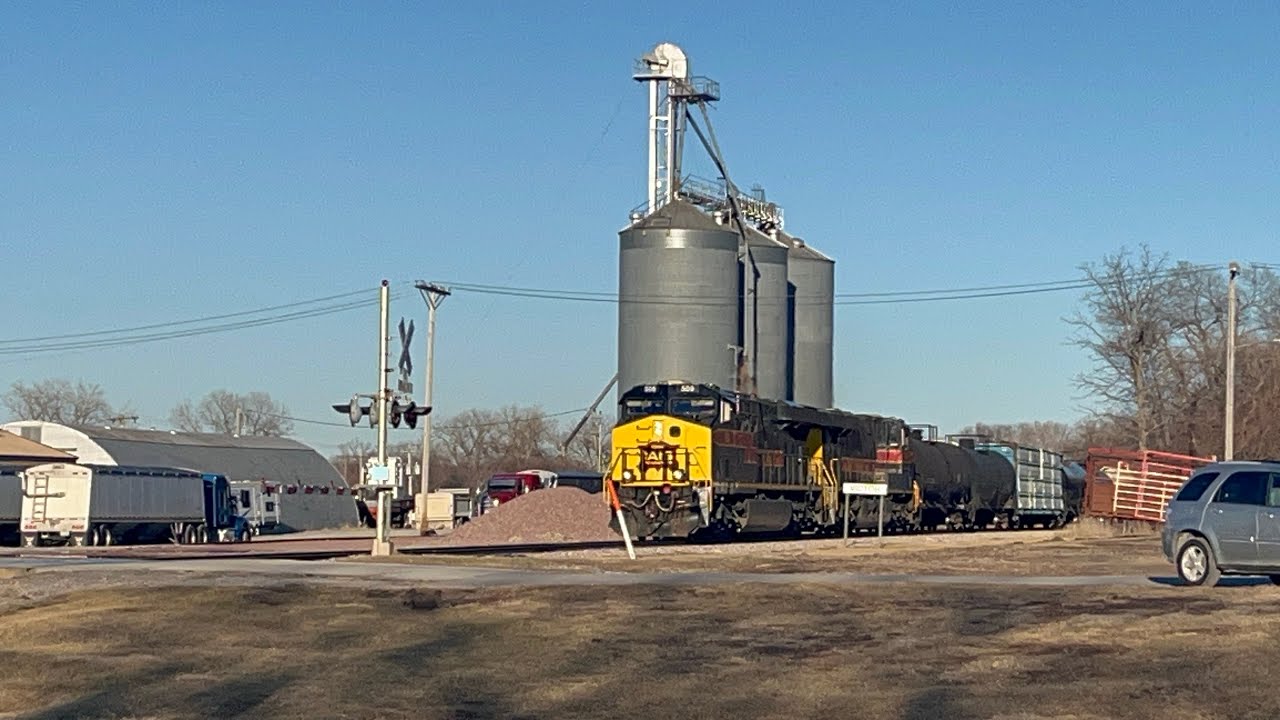 IAIS 509 and 510 leads a 340 Axle train west - YouTube