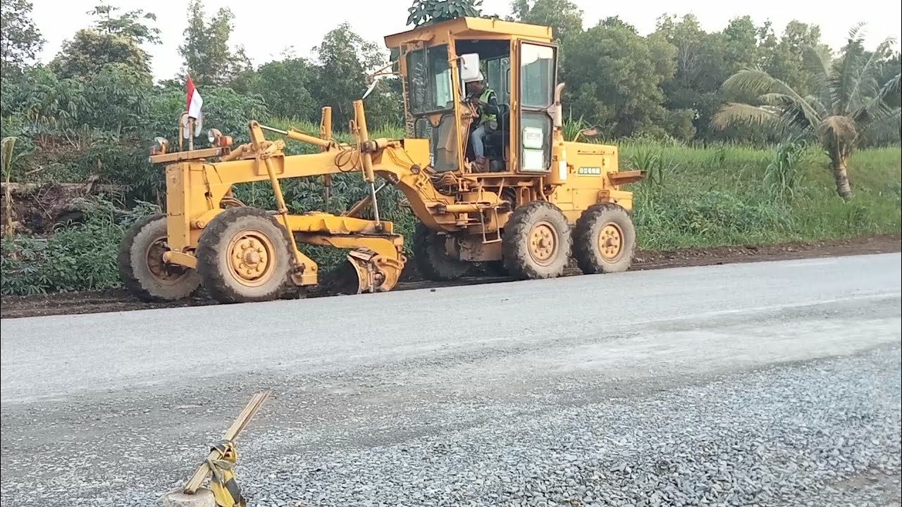 motor grader truk towing wheel loader - YouTube