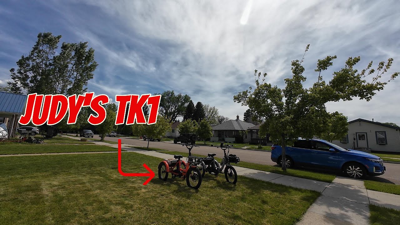 Judy gets her Mooncool TK1 folding eTrike - YouTube
