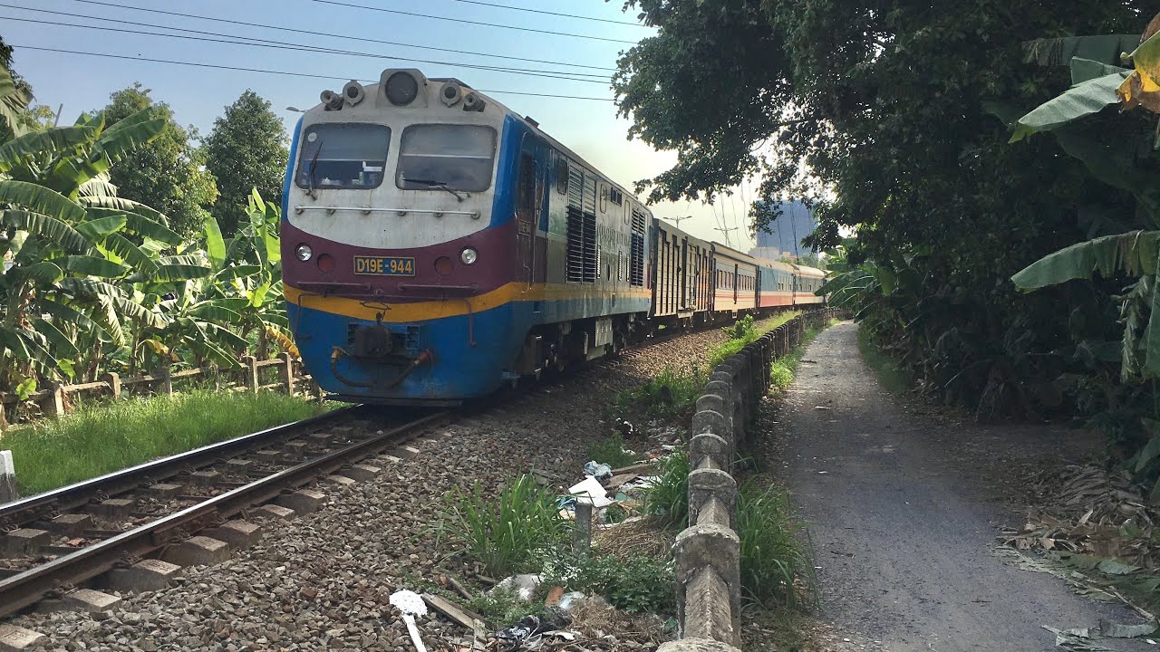 [30/04/2021] D19E-944 kéo tàu SE6 / Passenger train SE6 in Ho Chi Minh ...