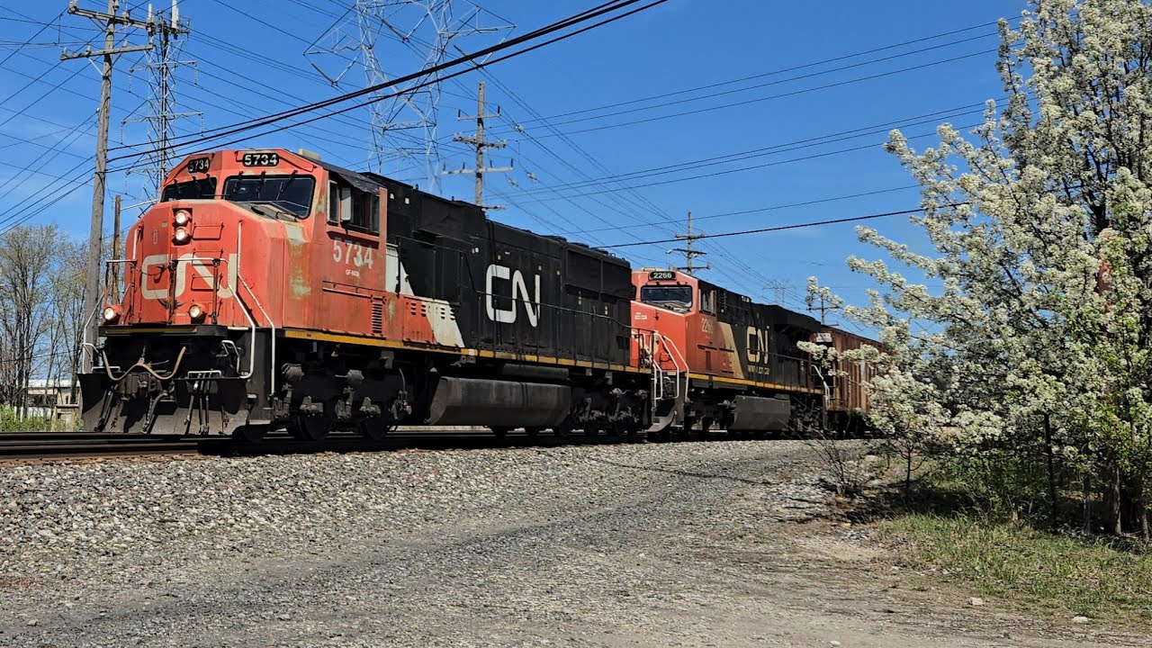 CSX Empty Ethanol B776 - CN SD75I #5734 & CN ES44DC #2266 - Mentor OH in Apr 2025 - YouTube