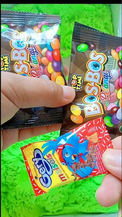 mencari dan menemukan jajanan permen coklat dan Gery coklat di pasir #jajan #jajanan #snack ...