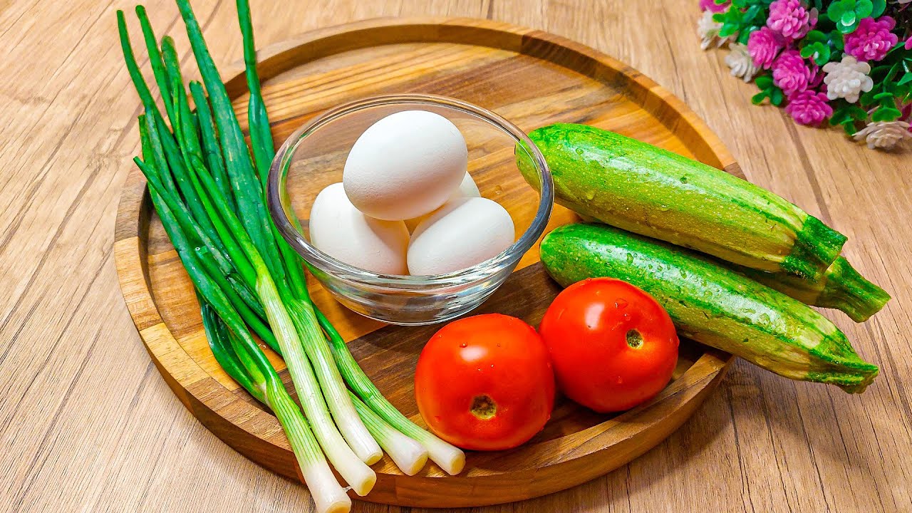 Ich kippe einfach die Eier auf die Zucchini! Unglaublich lecker ...