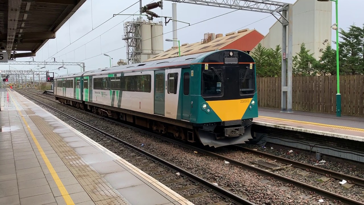 Class 230 D-Train @Bletchley - YouTube