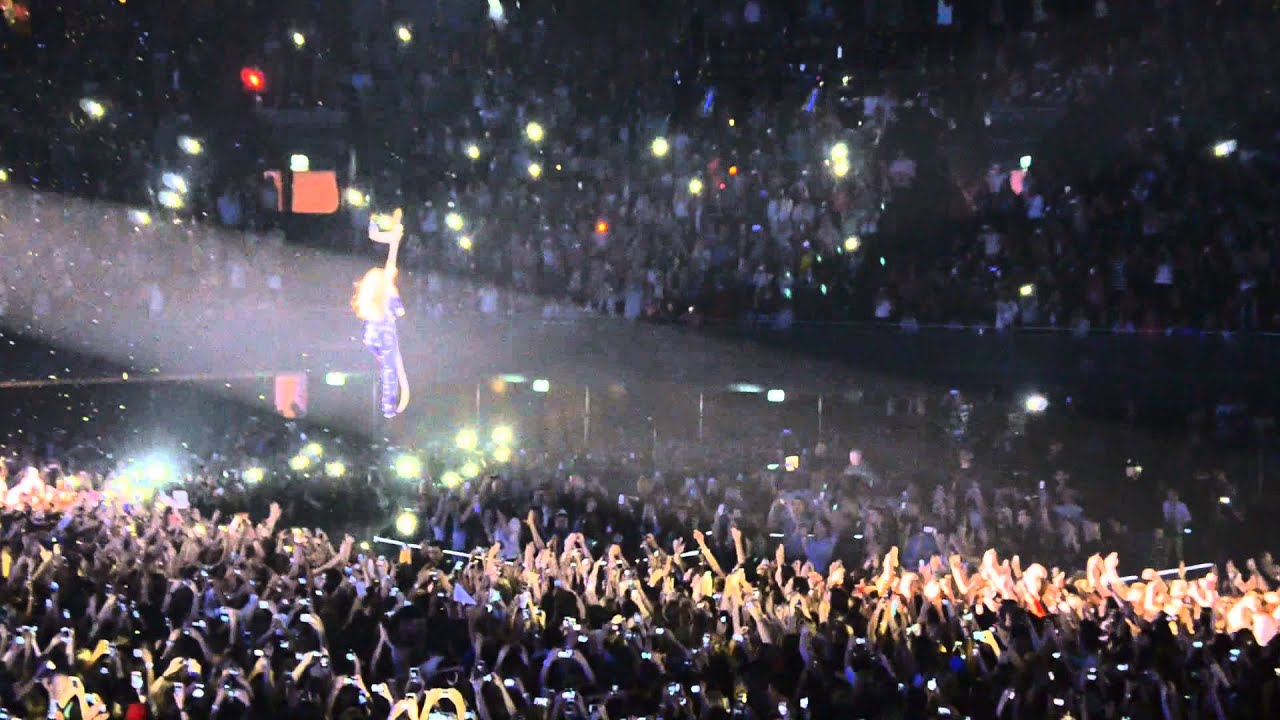 Beyonce flying over the crowd @ The Mrs. Carter Tour Amsterdam April 22 ...